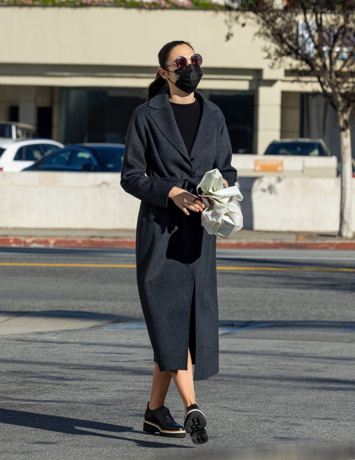 GAL GADOT Shopping at CVS in Studio City 01/06/2022 – HawtCelebs