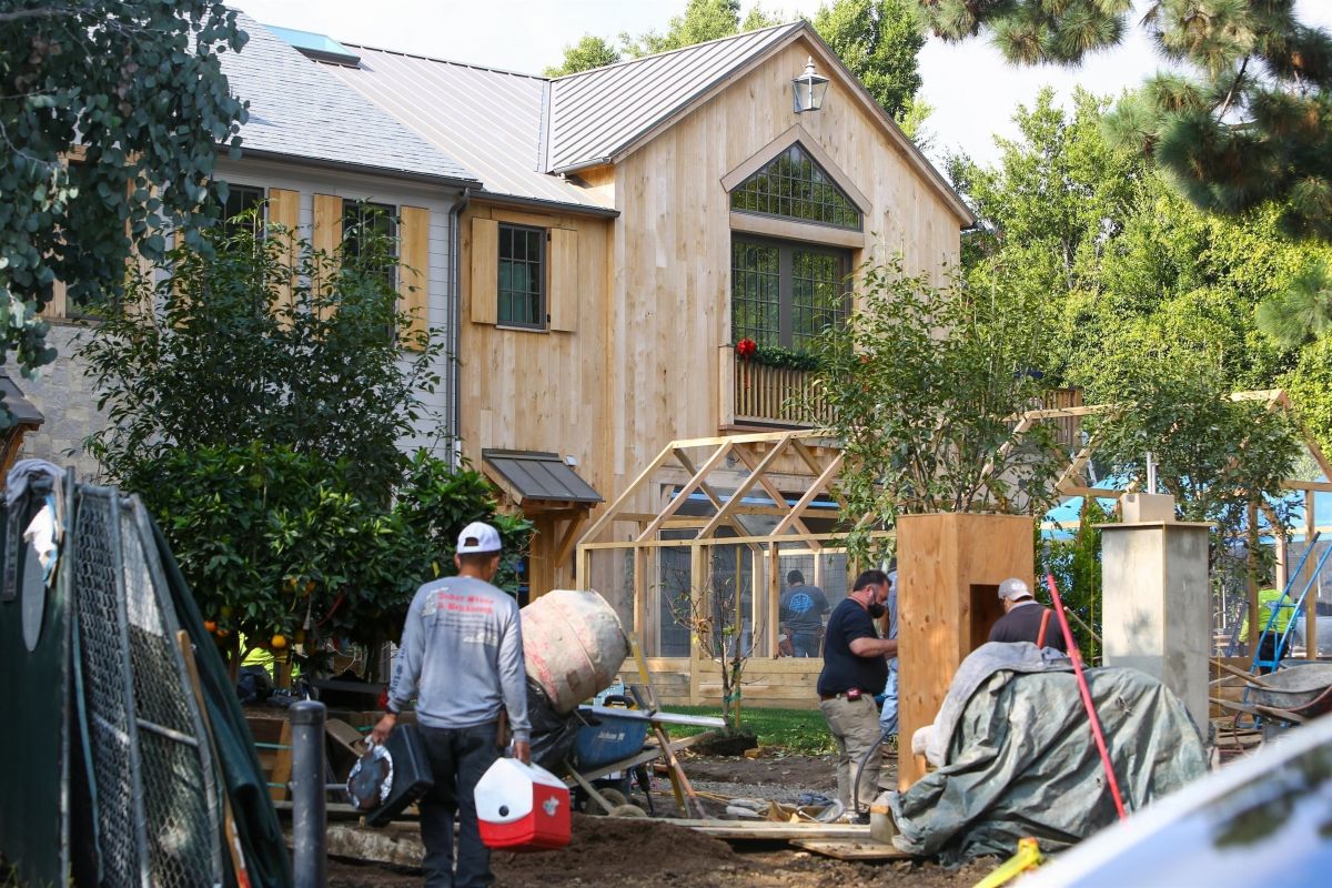 JENNIFER GARNER Outside Her Under-construction Home in Brentwood 01/18 ...