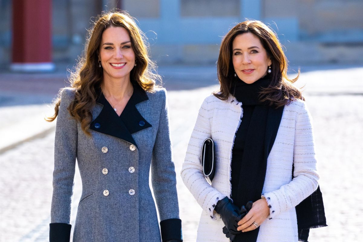 KATE MIDDLETON and Princess MARY OF DENMARK at Danner Crisis Centre in ...