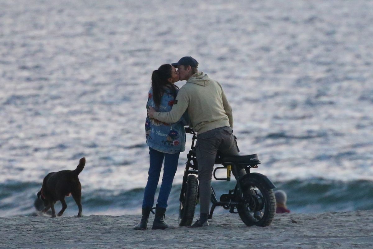 KELLY GALE and Joel Kinnaman on the Beach in Venice 02/04/2022 – HawtCelebs