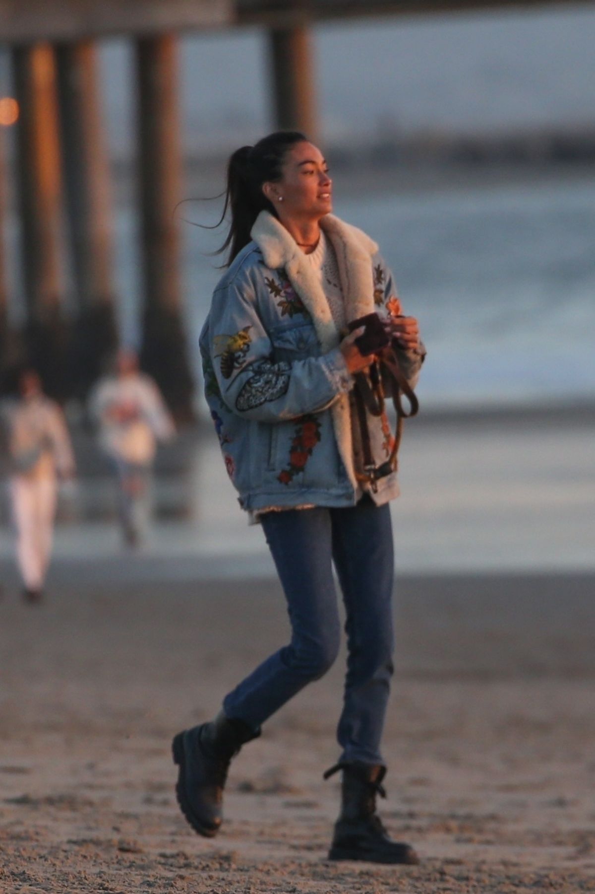KELLY GALE and Joel Kinnaman on the Beach in Venice 02/04/2022 – HawtCelebs