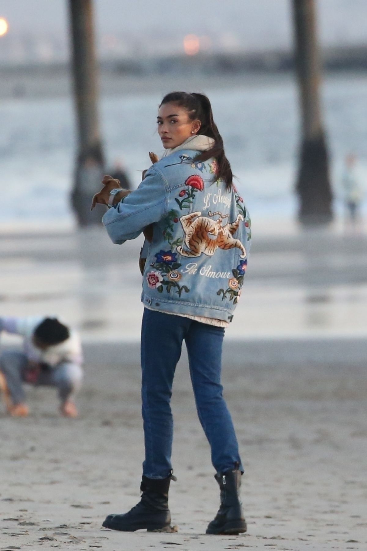 KELLY GALE and Joel Kinnaman on the Beach in Venice 02/04/2022 – HawtCelebs