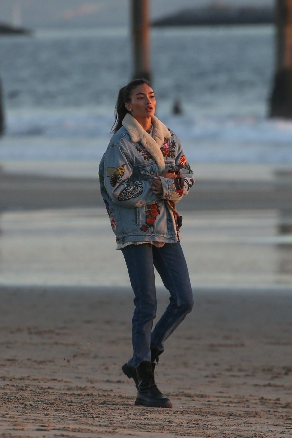 KELLY GALE and Joel Kinnaman on the Beach in Venice 02/04/2022 – HawtCelebs
