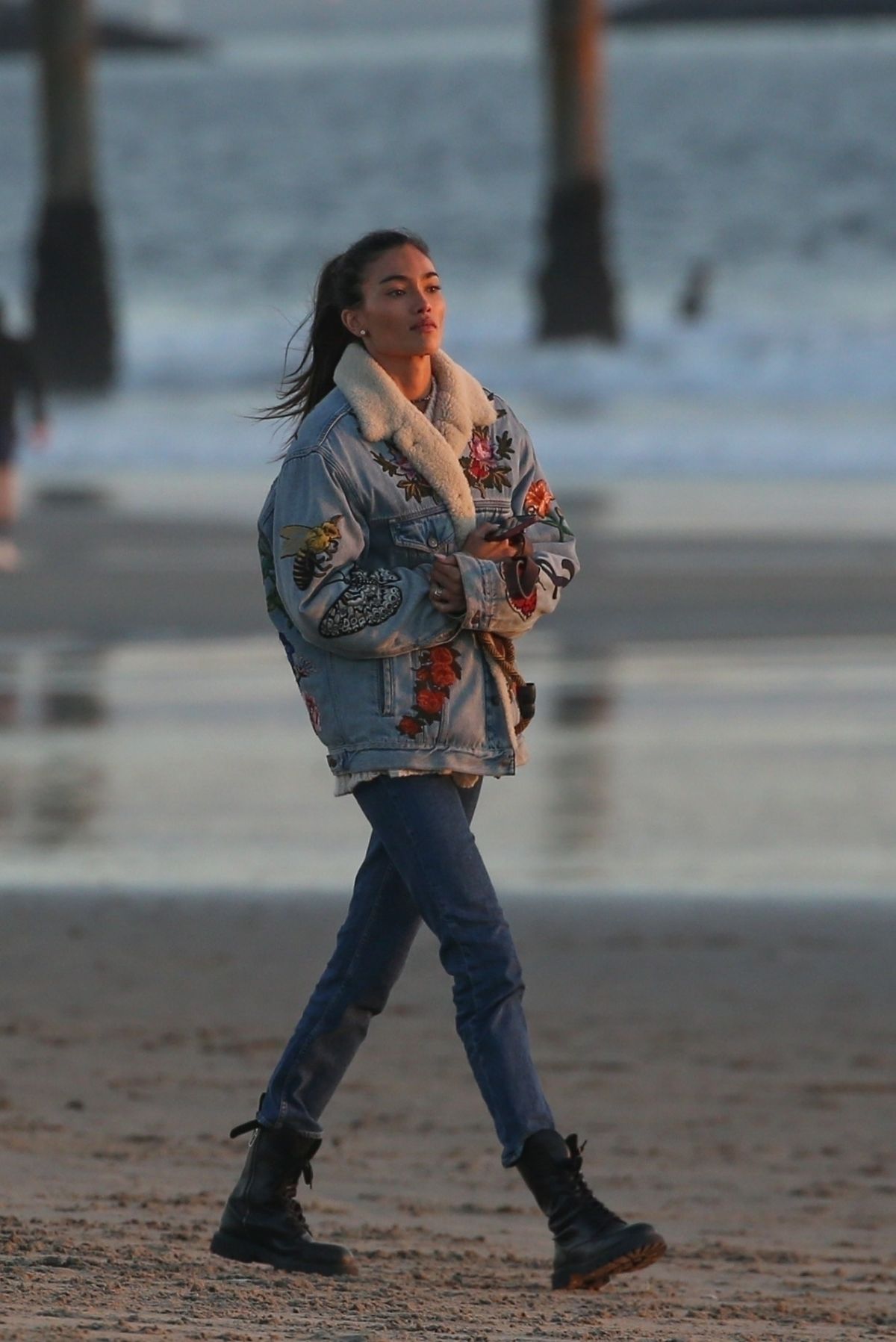 KELLY GALE and Joel Kinnaman on the Beach in Venice 02/04/2022 – HawtCelebs