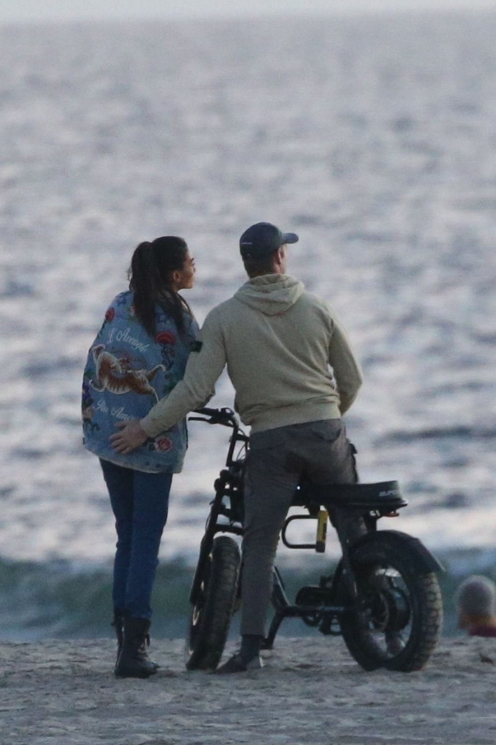 KELLY GALE and Joel Kinnaman on the Beach in Venice 02/04/2022 – HawtCelebs