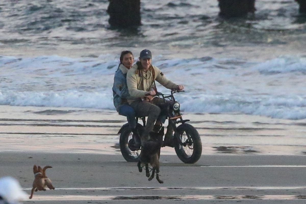 KELLY GALE and Joel Kinnaman on the Beach in Venice 02/04/2022 – HawtCelebs