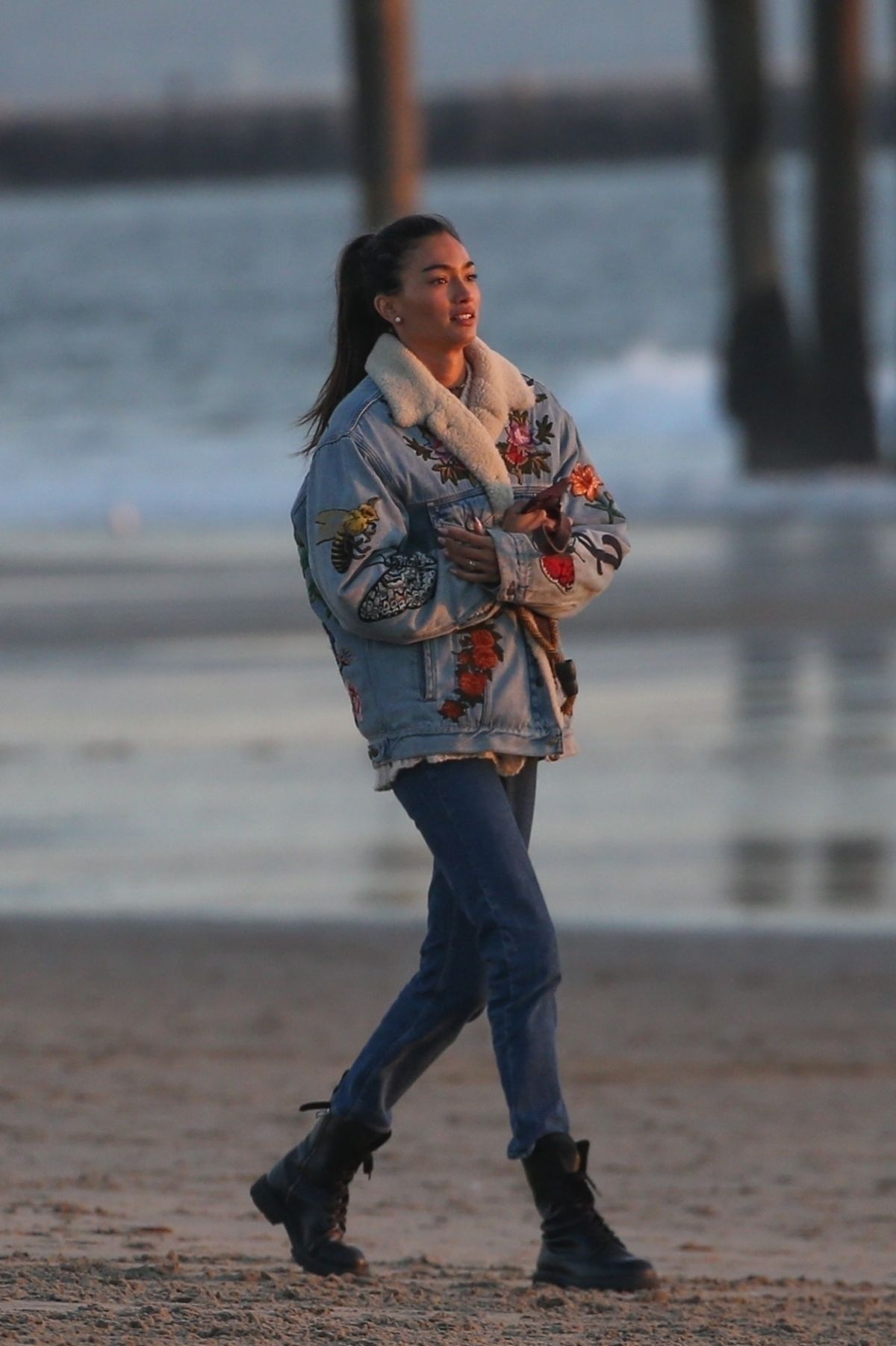 KELLY GALE and Joel Kinnaman on the Beach in Venice 02/04/2022 – HawtCelebs