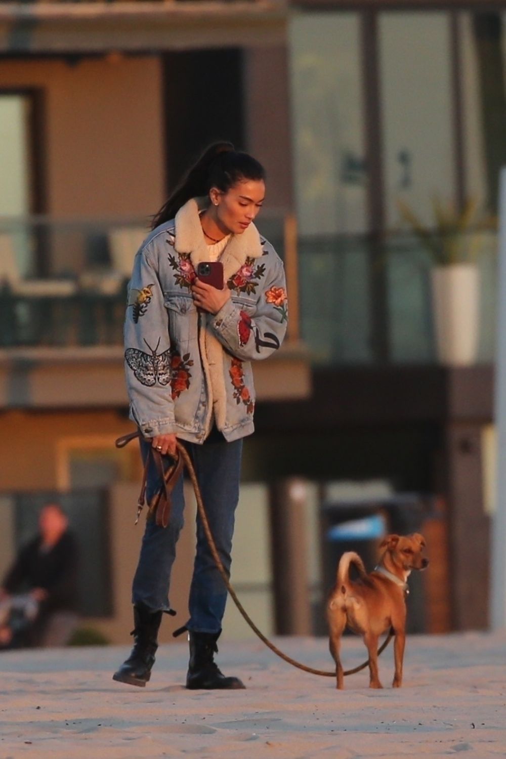 KELLY GALE and Joel Kinnaman on the Beach in Venice 02/04/2022 – HawtCelebs
