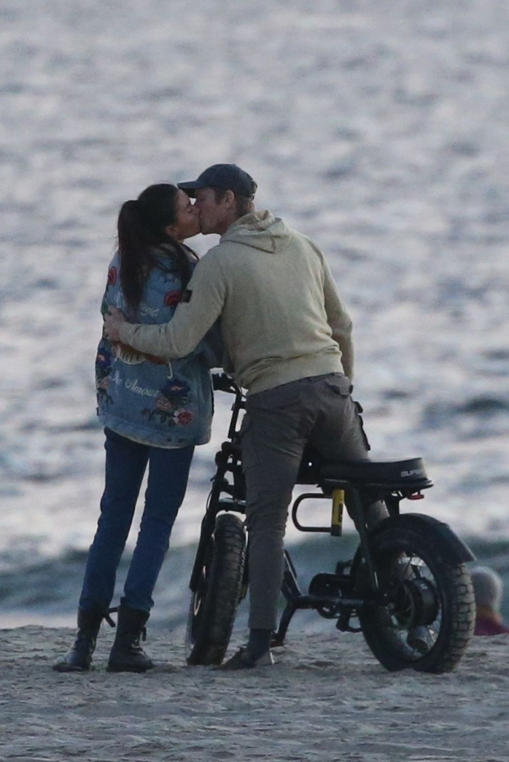 KELLY GALE and Joel Kinnaman on the Beach in Venice 02/04/2022 – HawtCelebs