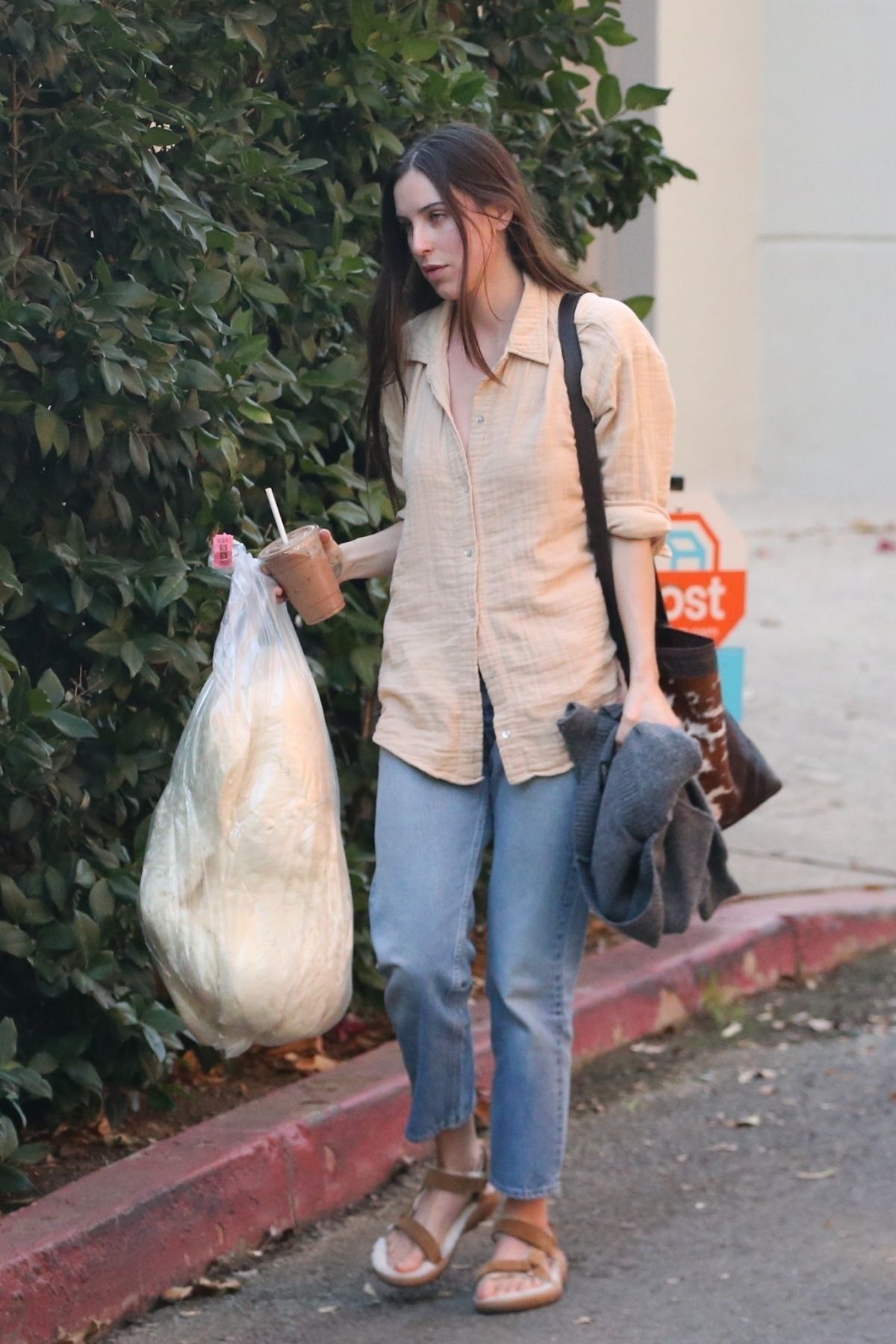 SCOUT WILLIS Picks up Her Laundry in Hollywood 04/07/2022 – HawtCelebs
