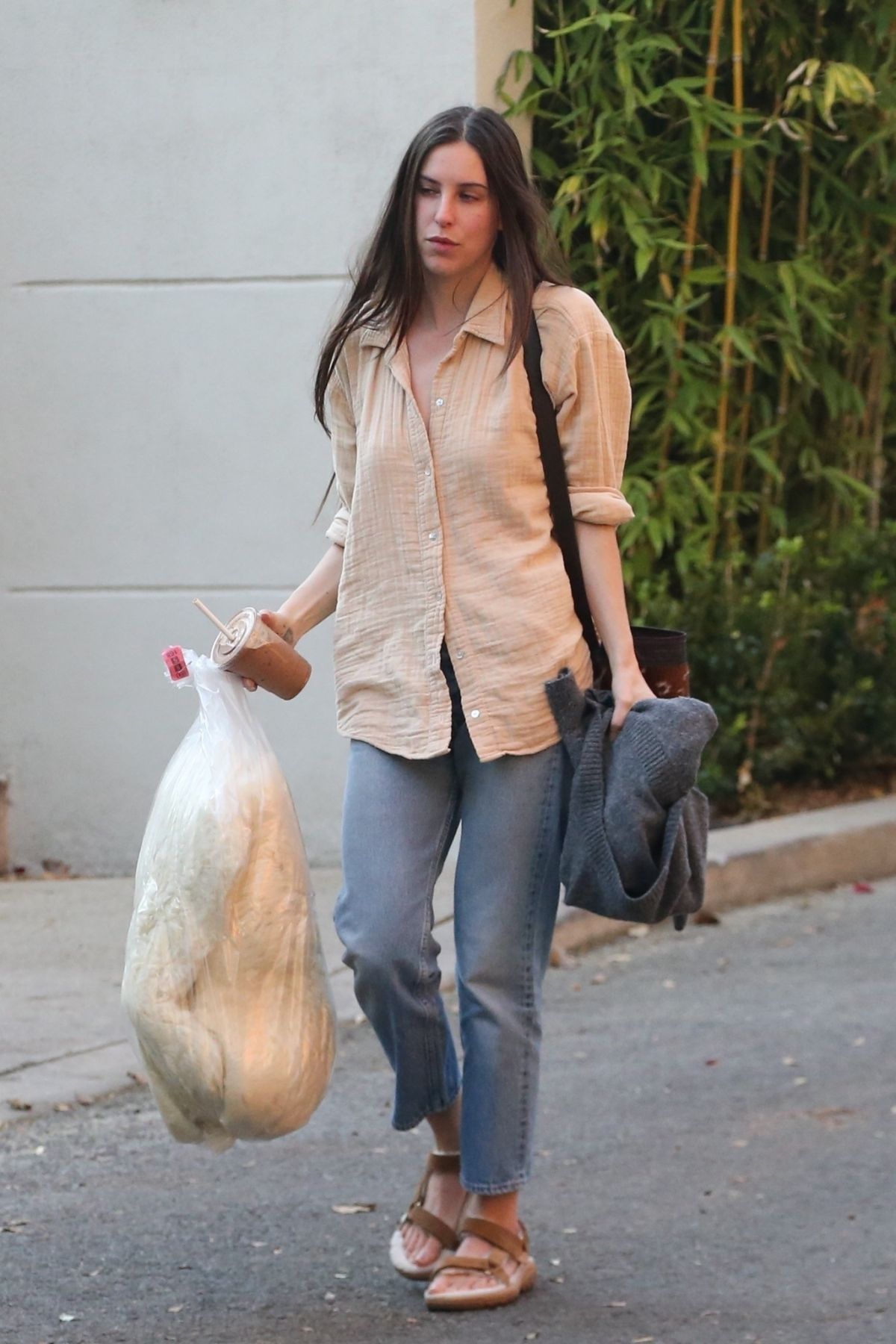 SCOUT WILLIS Picks up Her Laundry in Hollywood 04/07/2022 – HawtCelebs