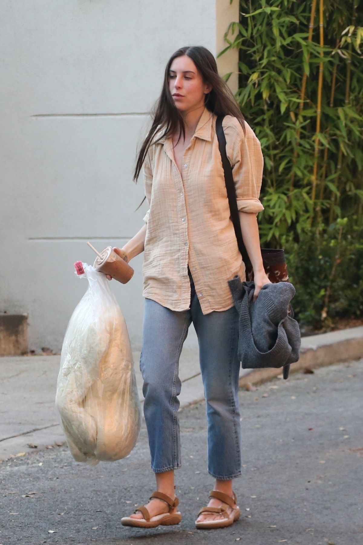 SCOUT WILLIS Picks up Her Laundry in Hollywood 04/07/2022 – HawtCelebs