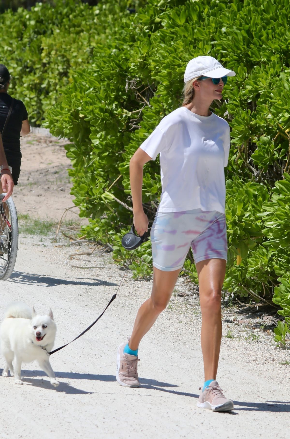 IVANKA TRUMP and Jared Kushner Out with Their Dog in South Beach 05/28 ...
