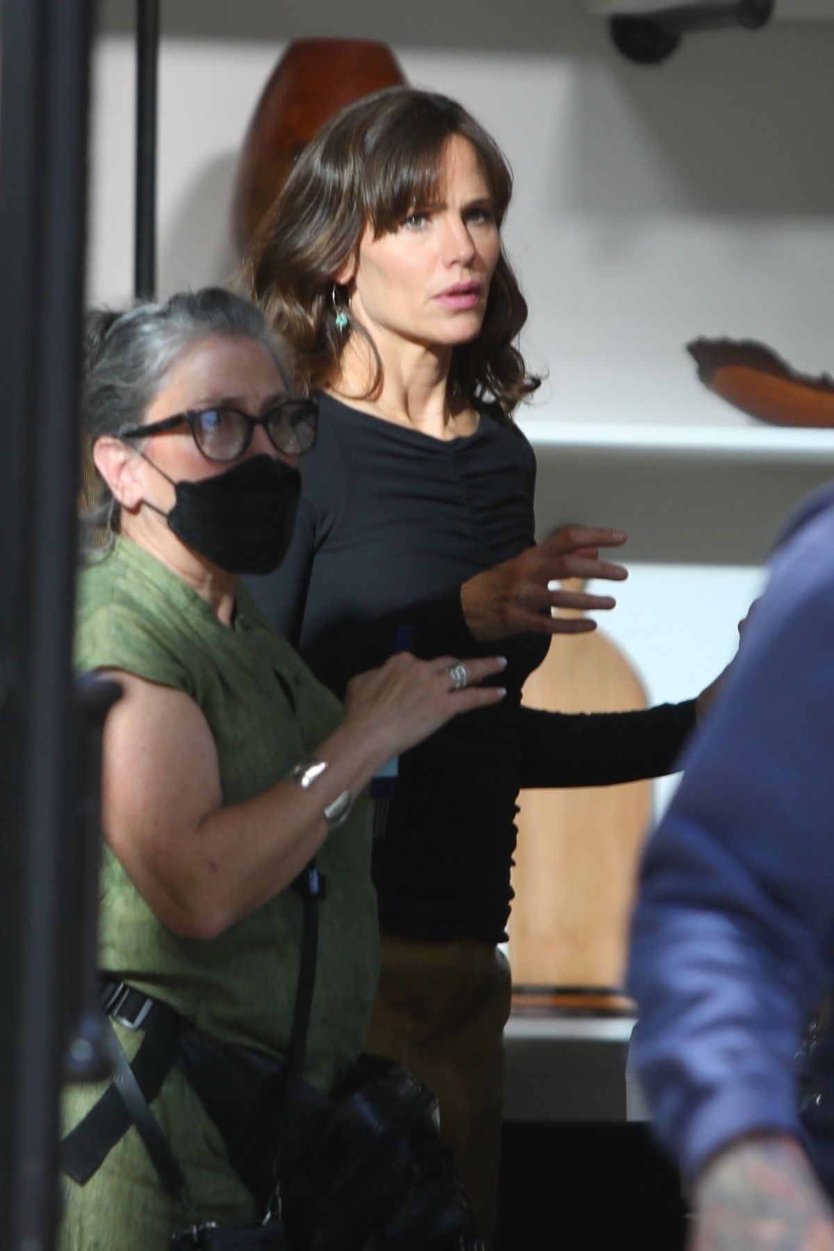 JENNIFER GARNER on the Set of The Last Thing He Told Me in Los Angeles ...