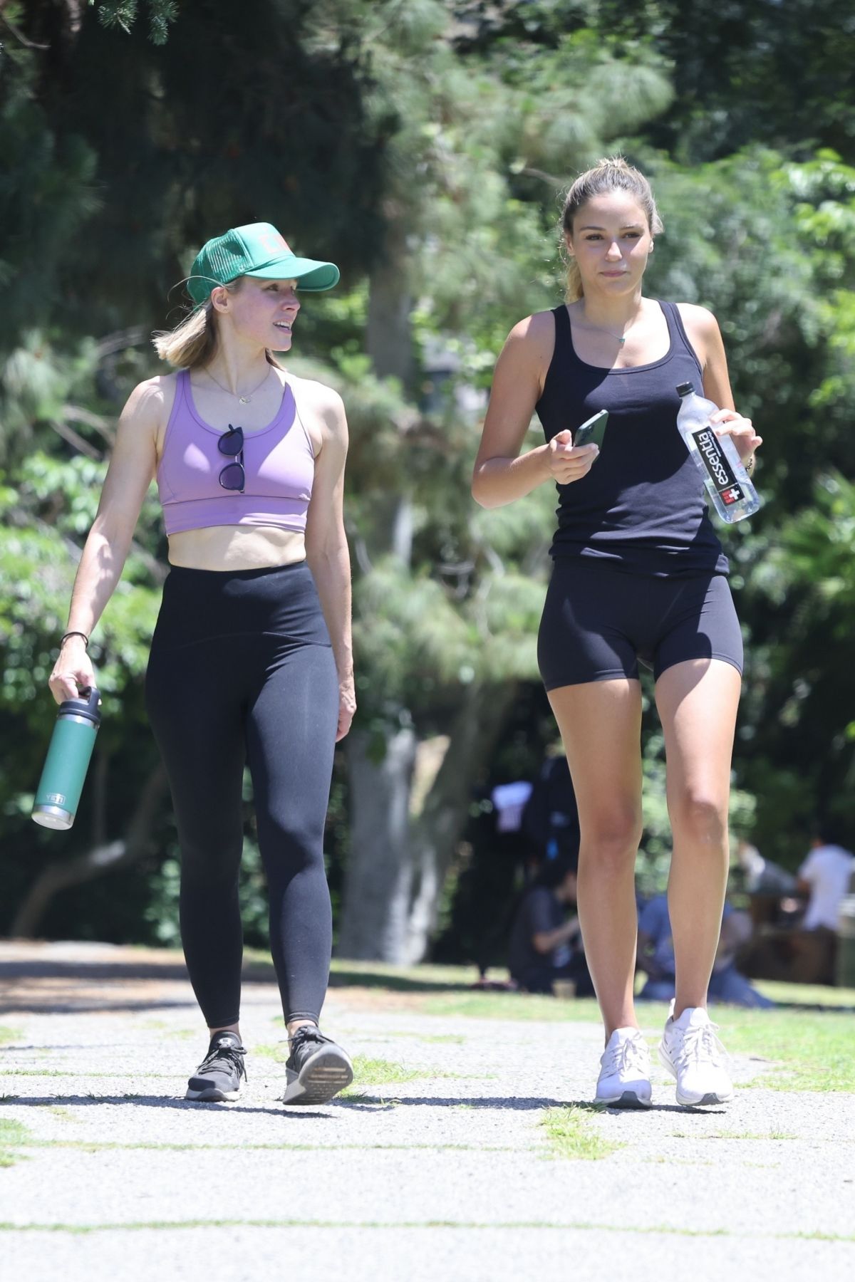 KRISTEN BELL Out Hiking with a Friend in Los Feliz 05/13/2022 – HawtCelebs