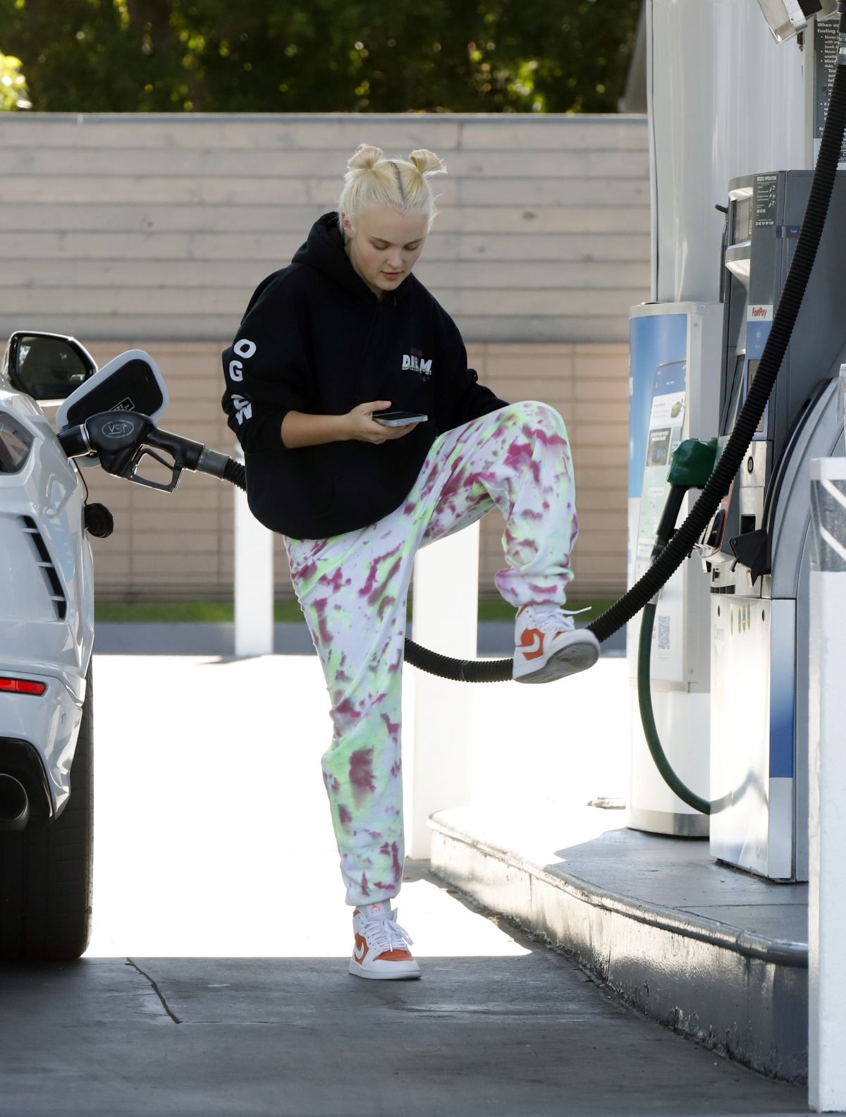 JOJO SIWA and AVERY CYRUSat a Gas Station in Los Angeles 10/19/2022 ...