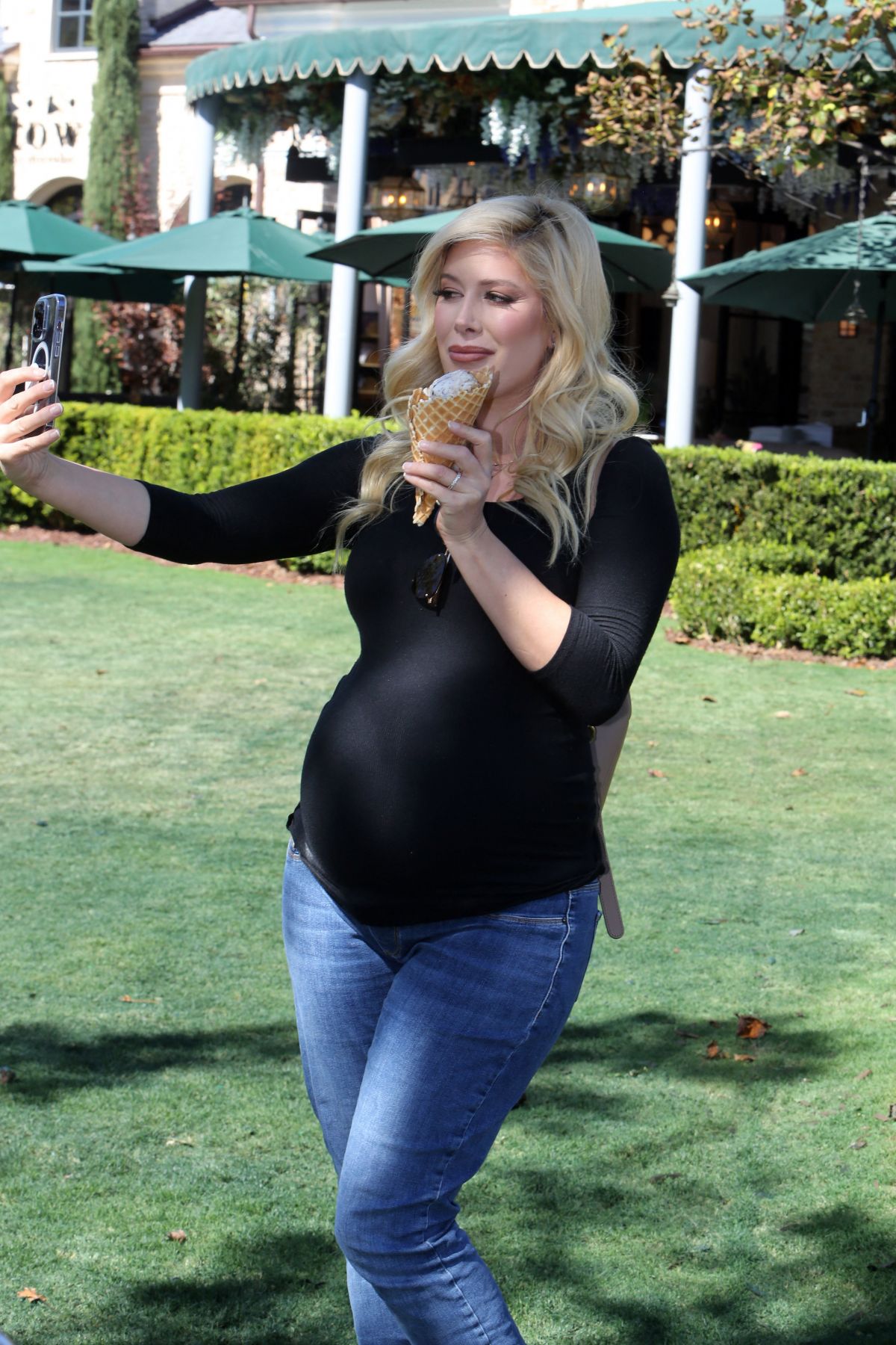 Pregnant HEIDI MONTAG aat McConnell’s Ice Cream in Pacific Palisades 10 ...