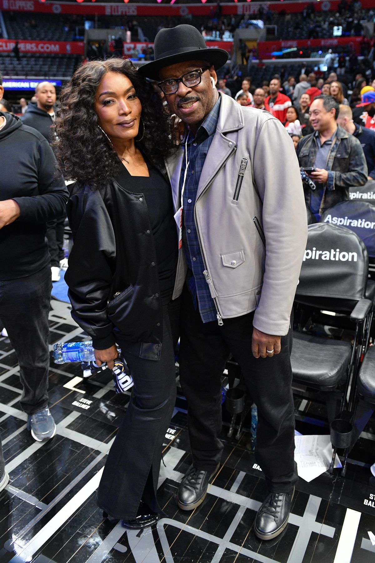 ANGELA BASSETT at Detroit Pistons v Los Angeles Clippers Game in Los ...