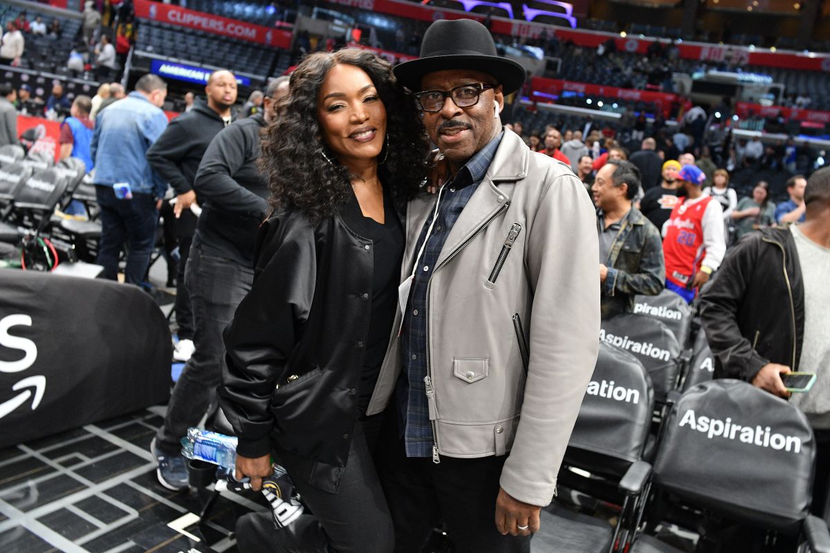 ANGELA BASSETT at Detroit Pistons v Los Angeles Clippers Game in Los ...