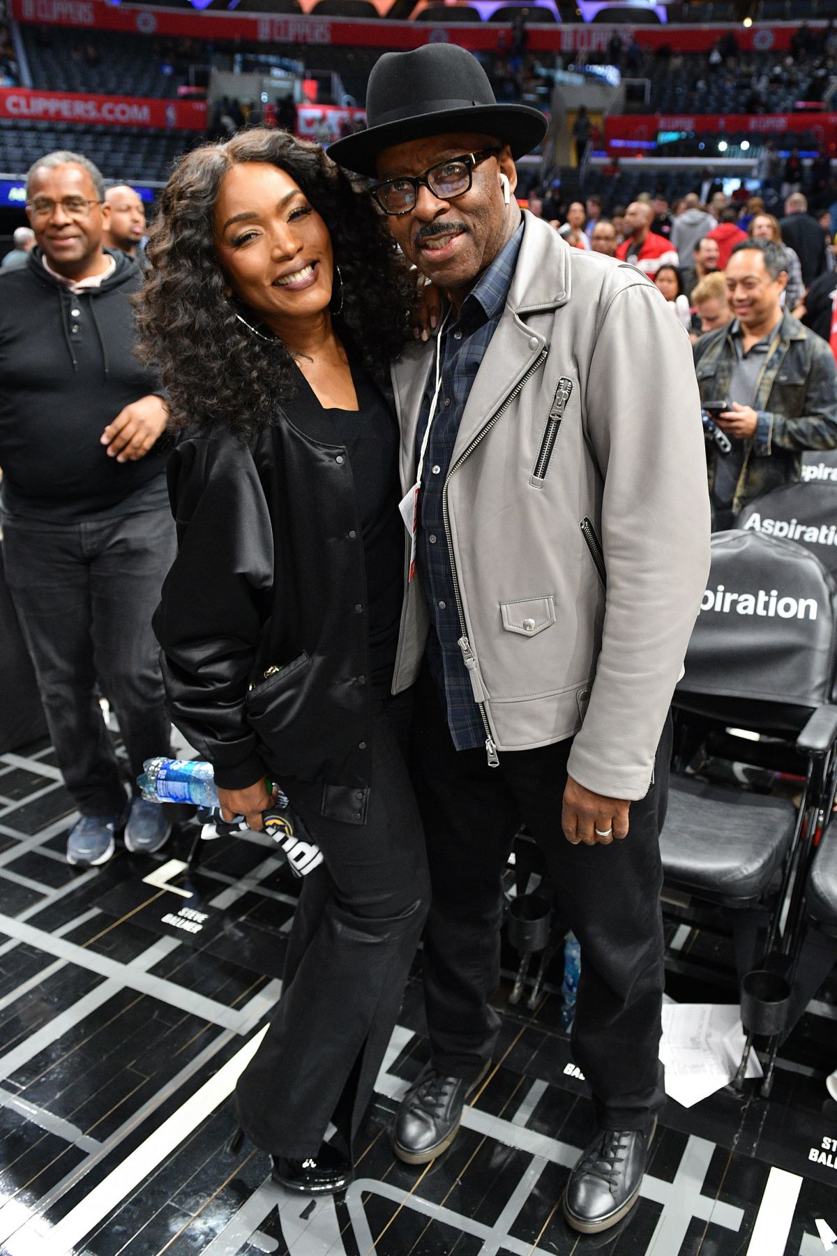 ANGELA BASSETT at Detroit Pistons v Los Angeles Clippers Game in Los ...