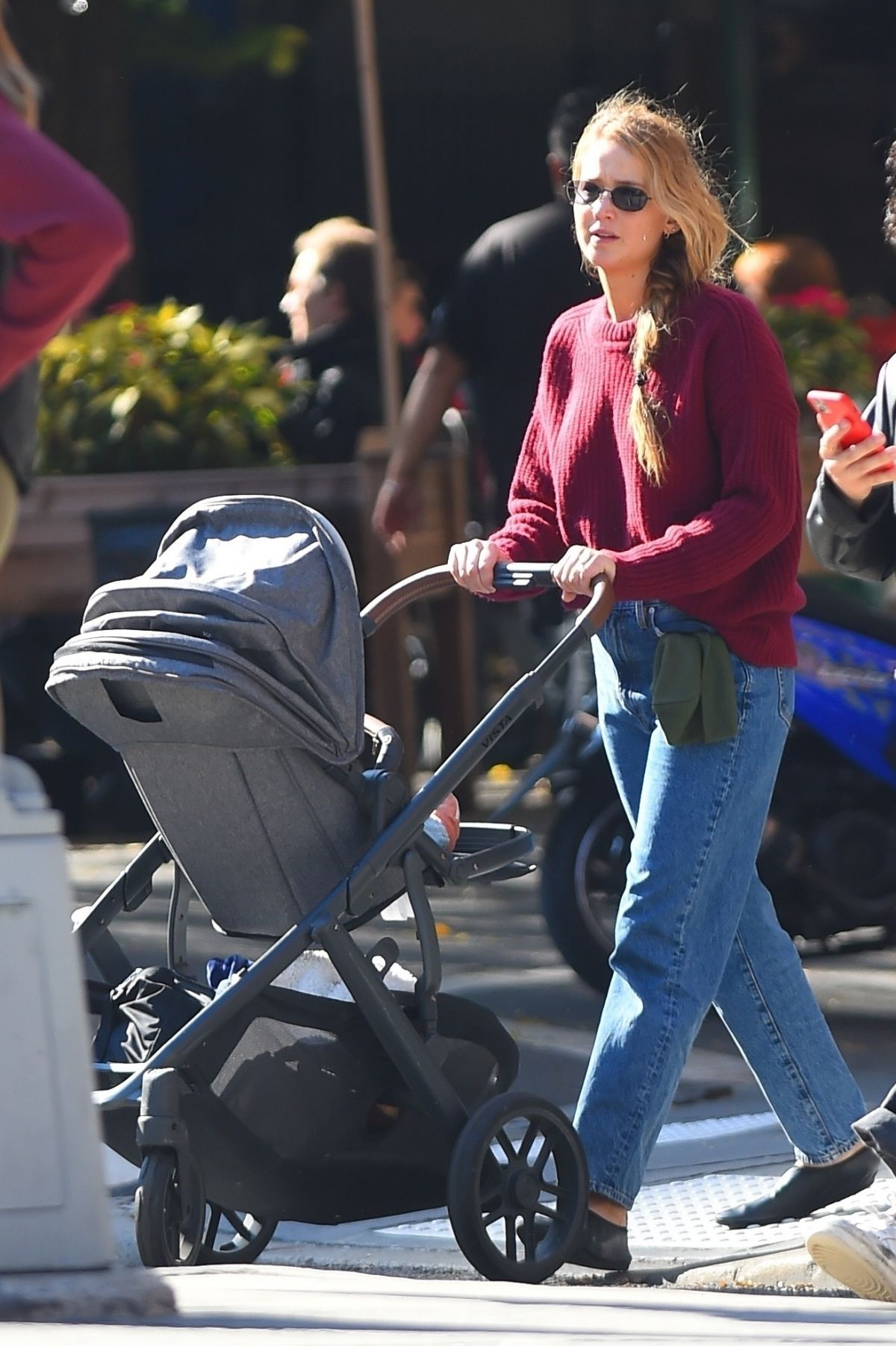 JENNIFER LAWRENCE Out with Her baby in New York 10/30/2022 – HawtCelebs