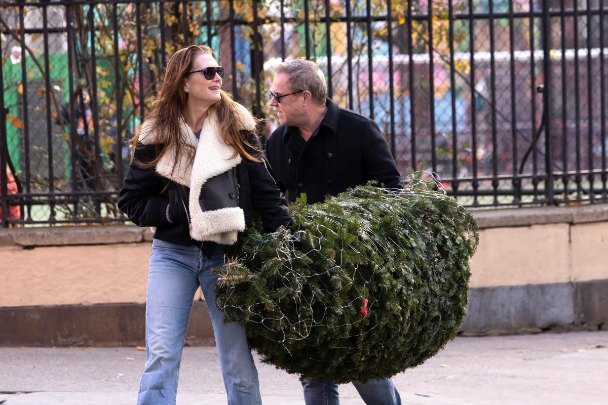 BROOKE SHIELDS Out and About in New York 12/18/2022 – HawtCelebs