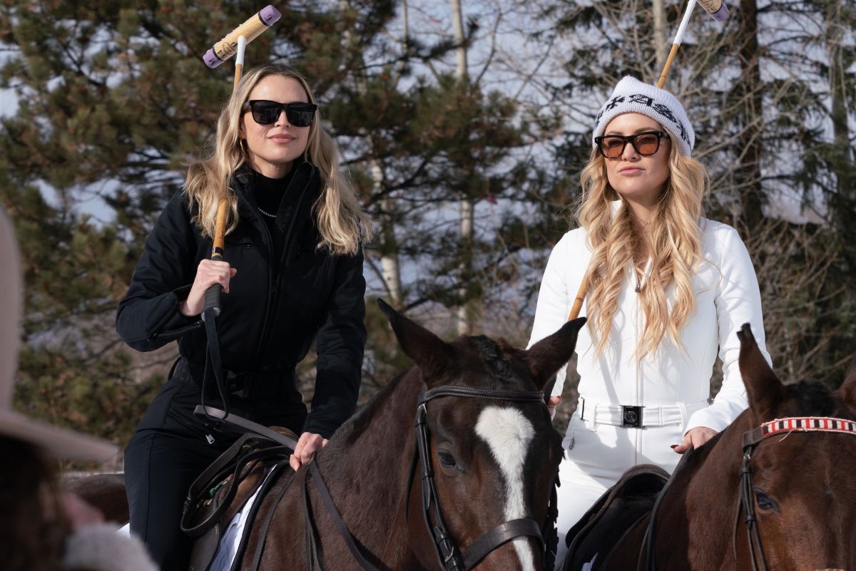 KATE HUDSON SARA FOSTER Riding Ponies in Aspen 12/21/2022 – HawtCelebs