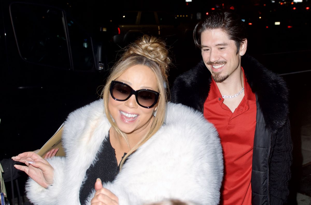MARIAH CAREY Shows Her Fans Some Hug Appreciation in New York 12/17 ...