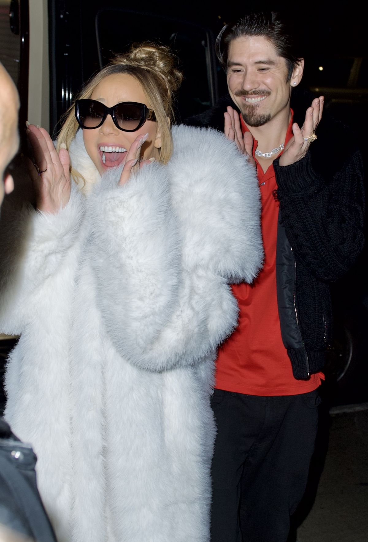 MARIAH CAREY Shows Her Fans Some Hug Appreciation in New York 12/17 ...