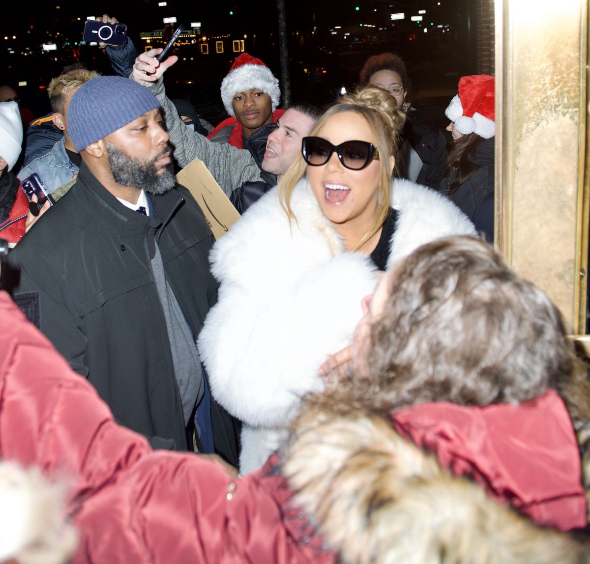MARIAH CAREY Shows Her Fans Some Hug Appreciation in New York 12/17 ...