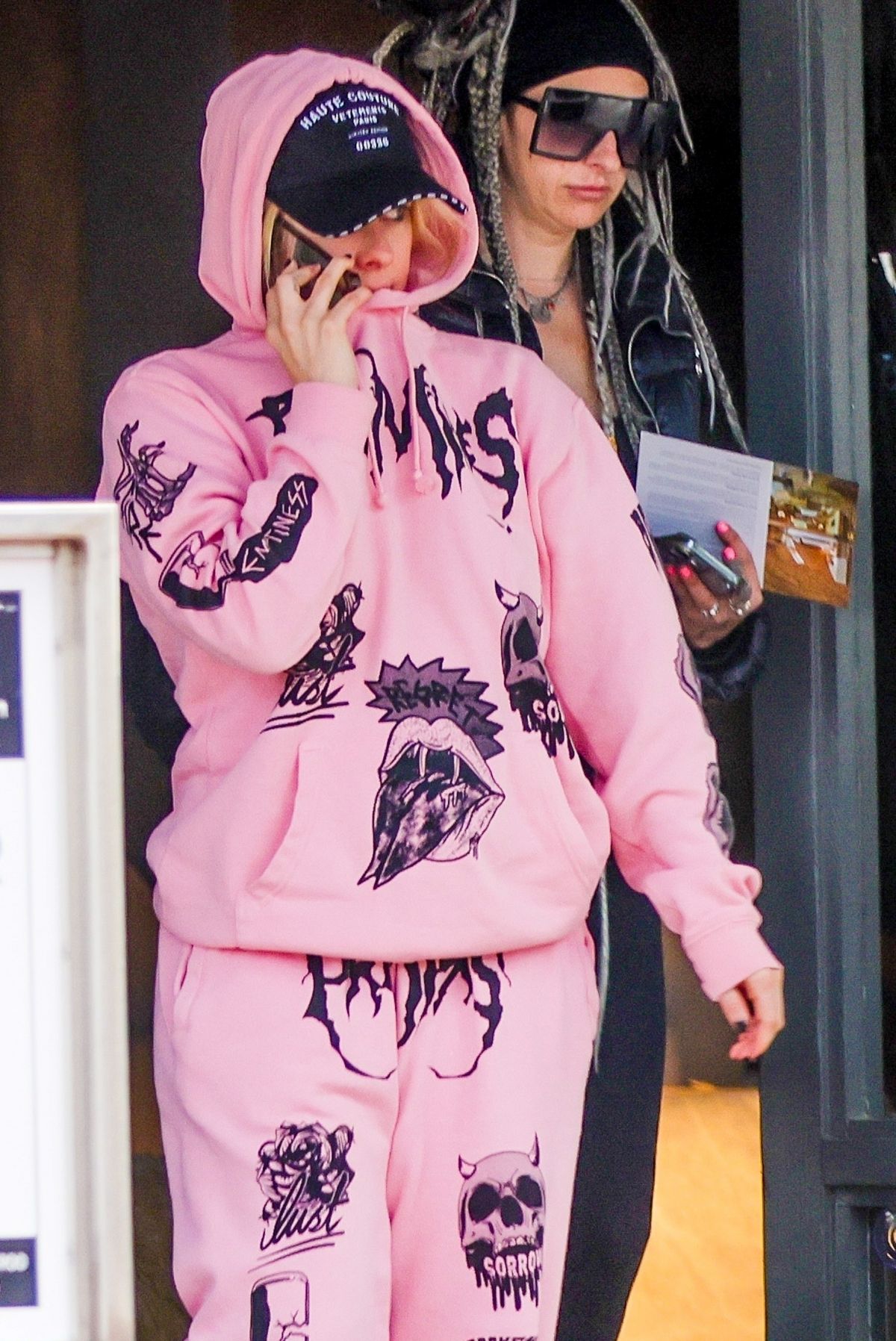 AVRIL LAVIGNE Out Shopping with a Friend in Malibu 03/29/2023 – HawtCelebs