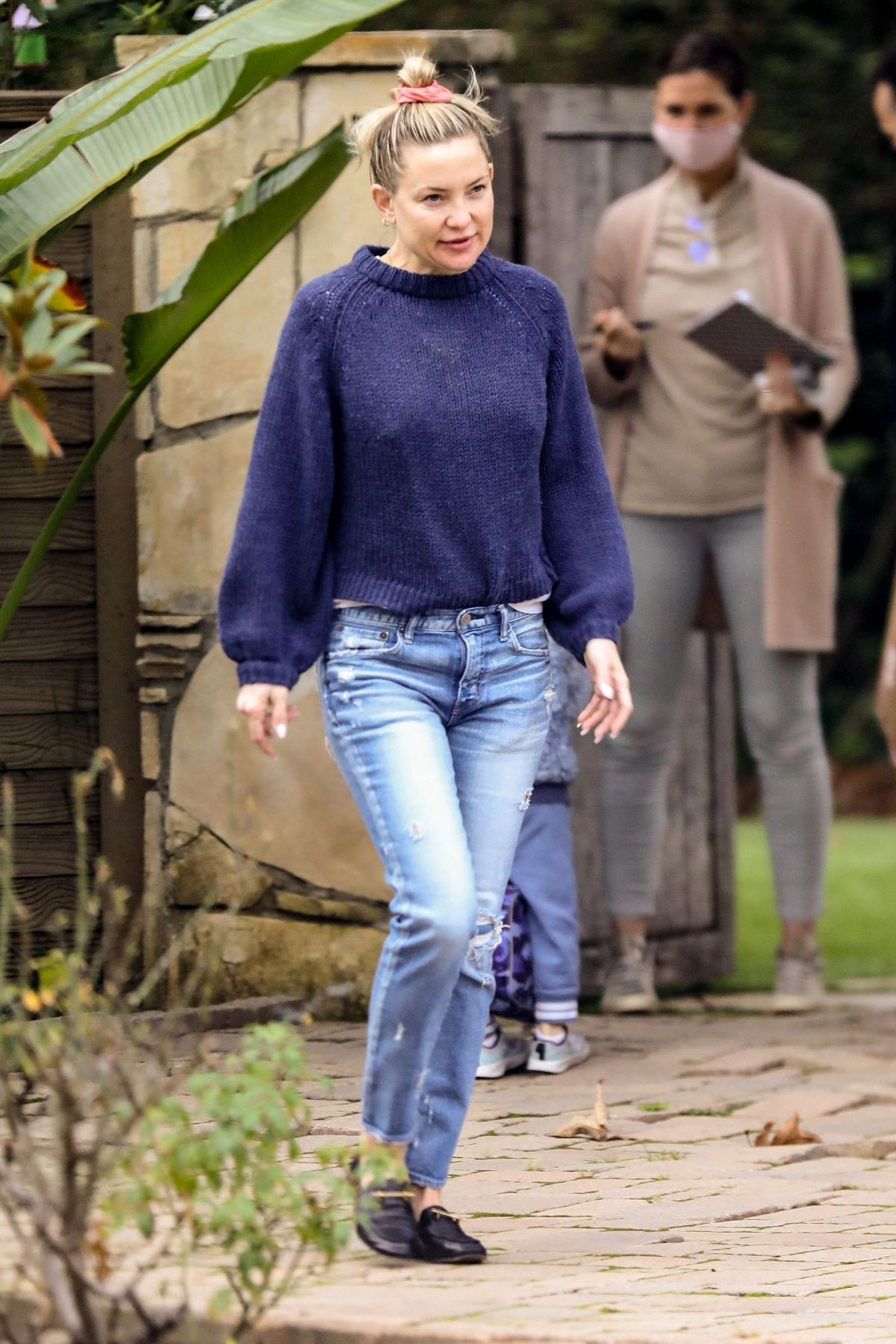 KATE HUDSON Leaves a Friends House in Brentwood 03/05/2023 – HawtCelebs