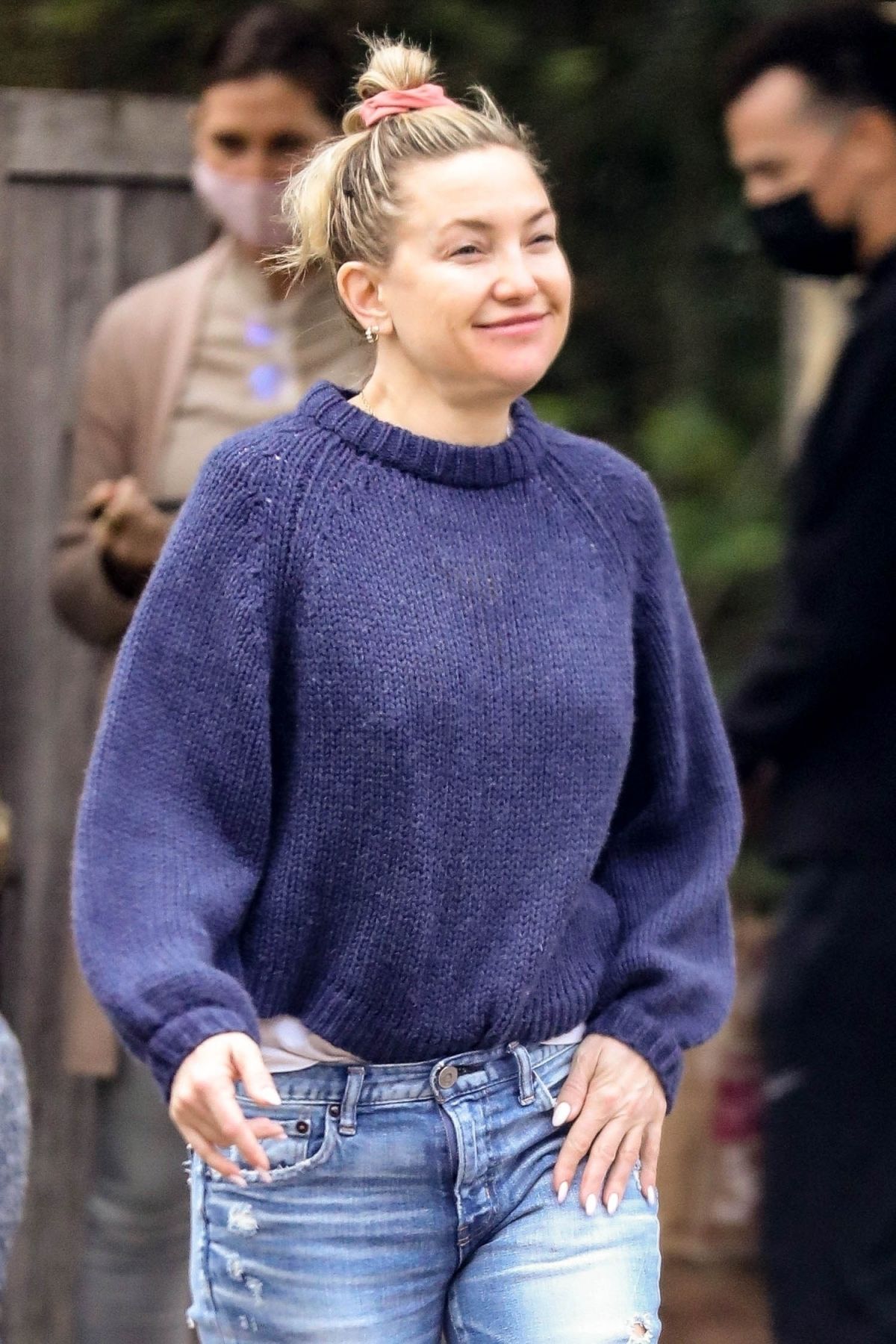 KATE HUDSON Leaves a Friends House in Brentwood 03/05/2023 – HawtCelebs