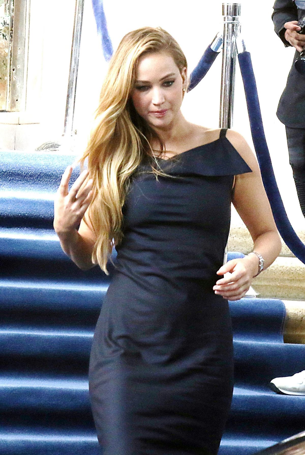 JENNIFER LAWRENCE Films a Dior Commercial in New York 06/29/2023 ...