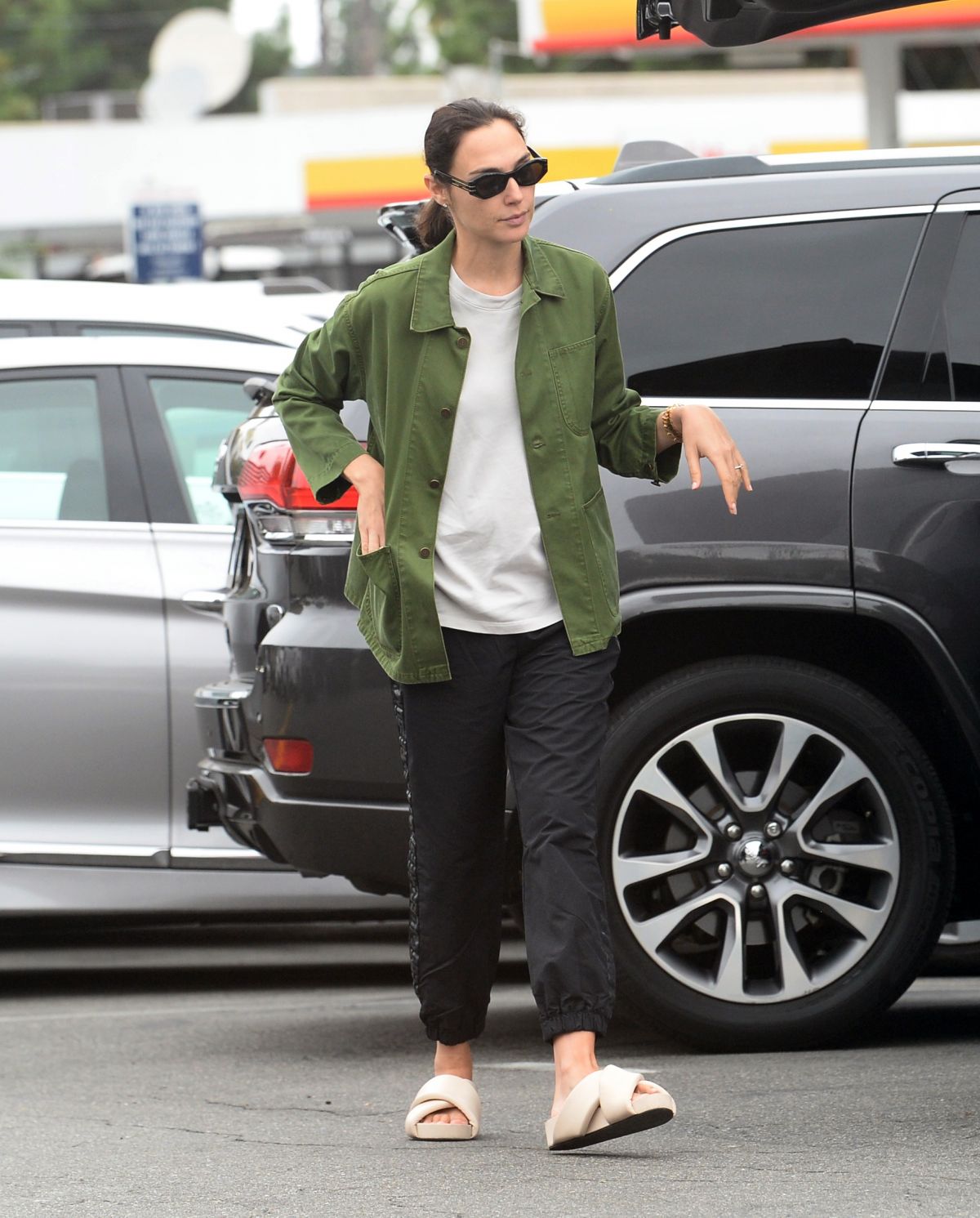 GAL GADOT Shopping at Farmers Market in Los Angeles 09/17/2023 – HawtCelebs