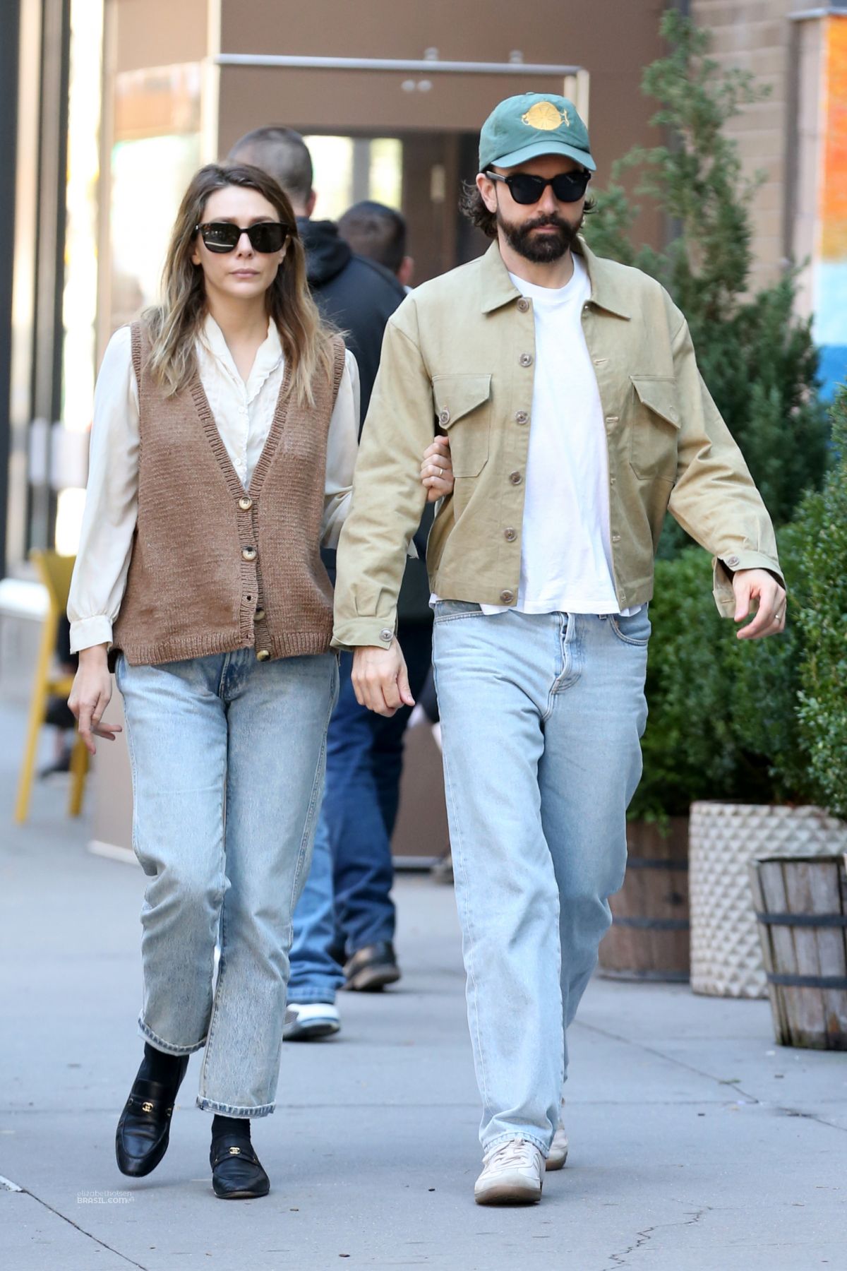 ELIZABETH OLSEN and Robbie Arnet Out in New York 10/25/2023 – HawtCelebs
