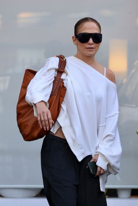 JENNIFER LOPEZ Leaves a Photo Studio in West Hollywood 10/02/2023 ...