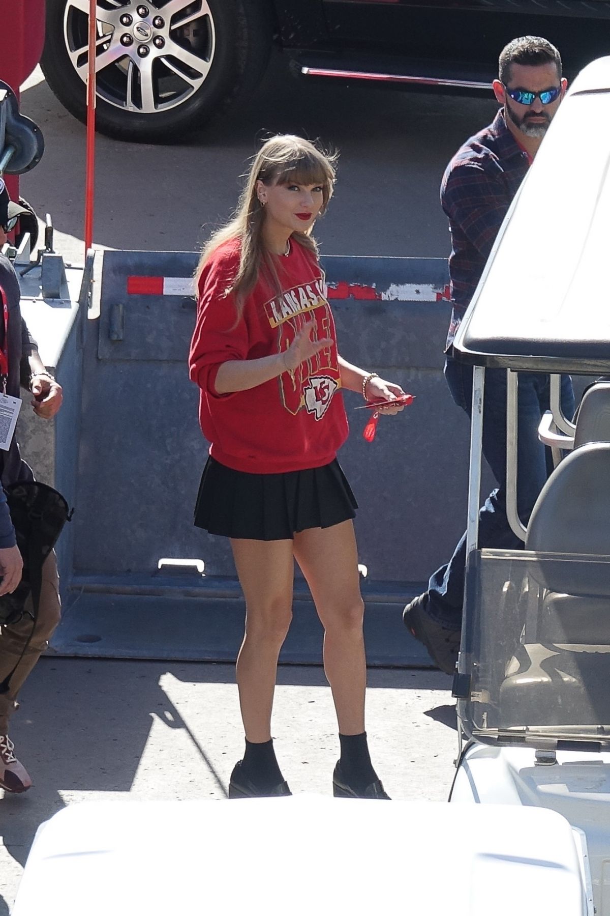 TAYLOR SWIFT at Chiefs Game at Arrowhead Stadium in Kansas City 10/22 ...