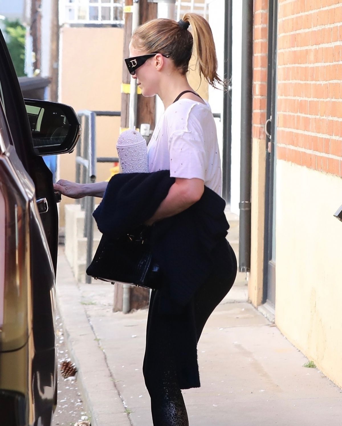 JENNIFER LOPEZ Leaves Workout in Los Angeles 11/28/2023 – HawtCelebs