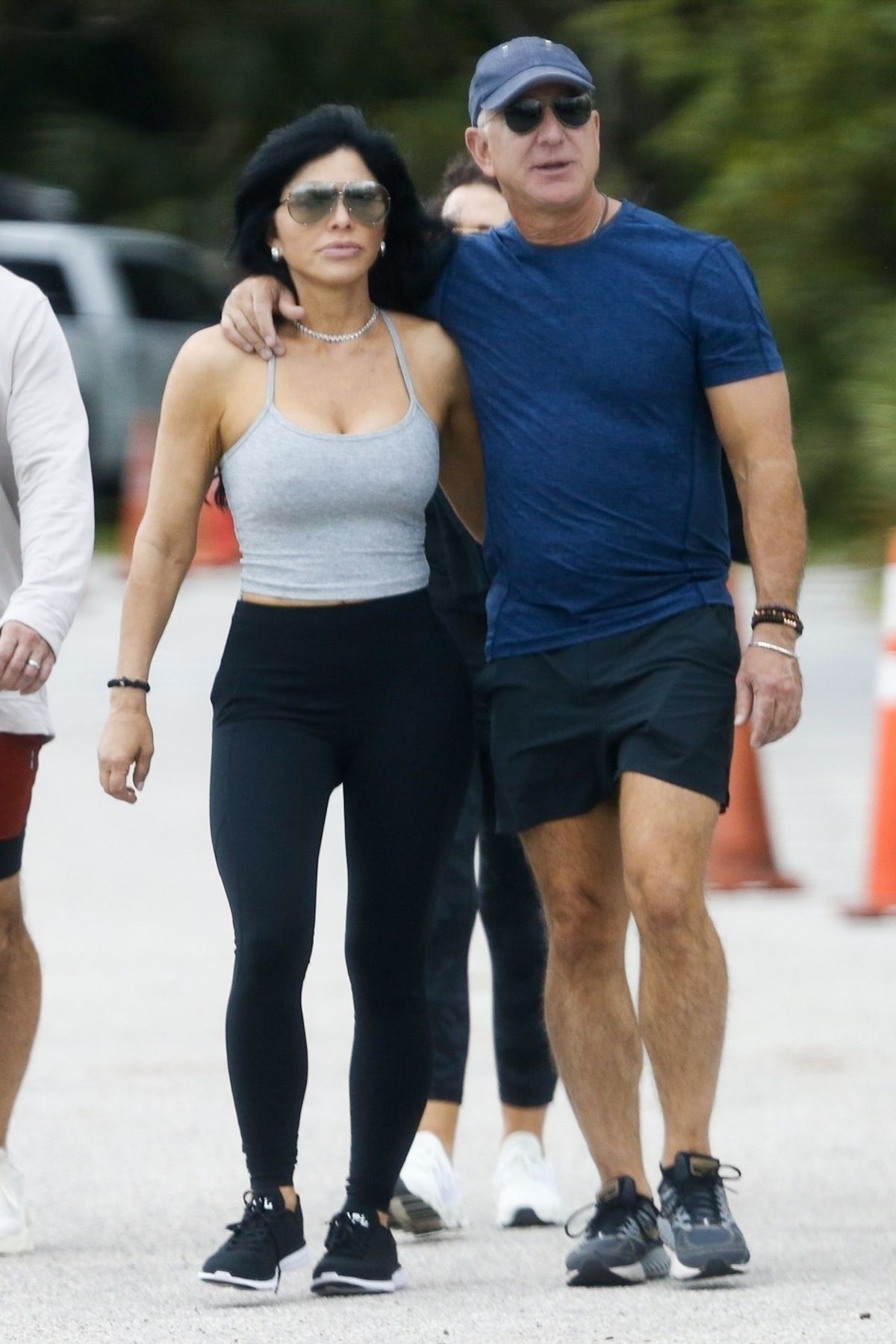 LAUREN SANCHEZ and Jeff Bezos Enjoying a Walk in a Park on Christmas ...