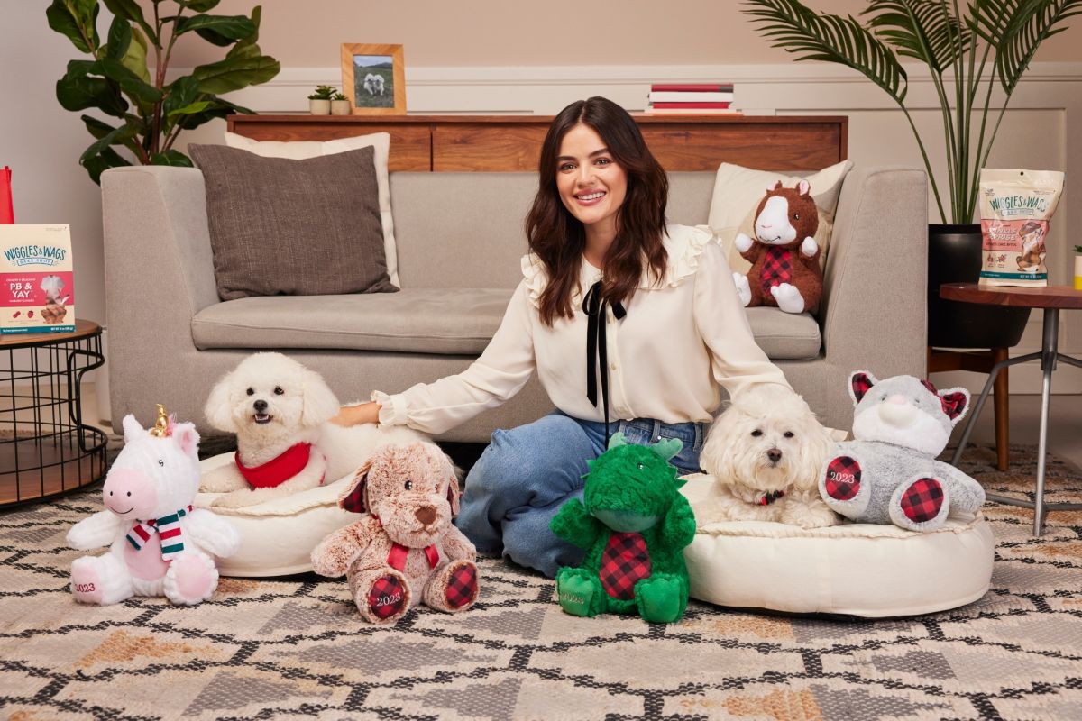 LUCY HALE – PetSmart Holiday 2023 Campaign – HawtCelebs