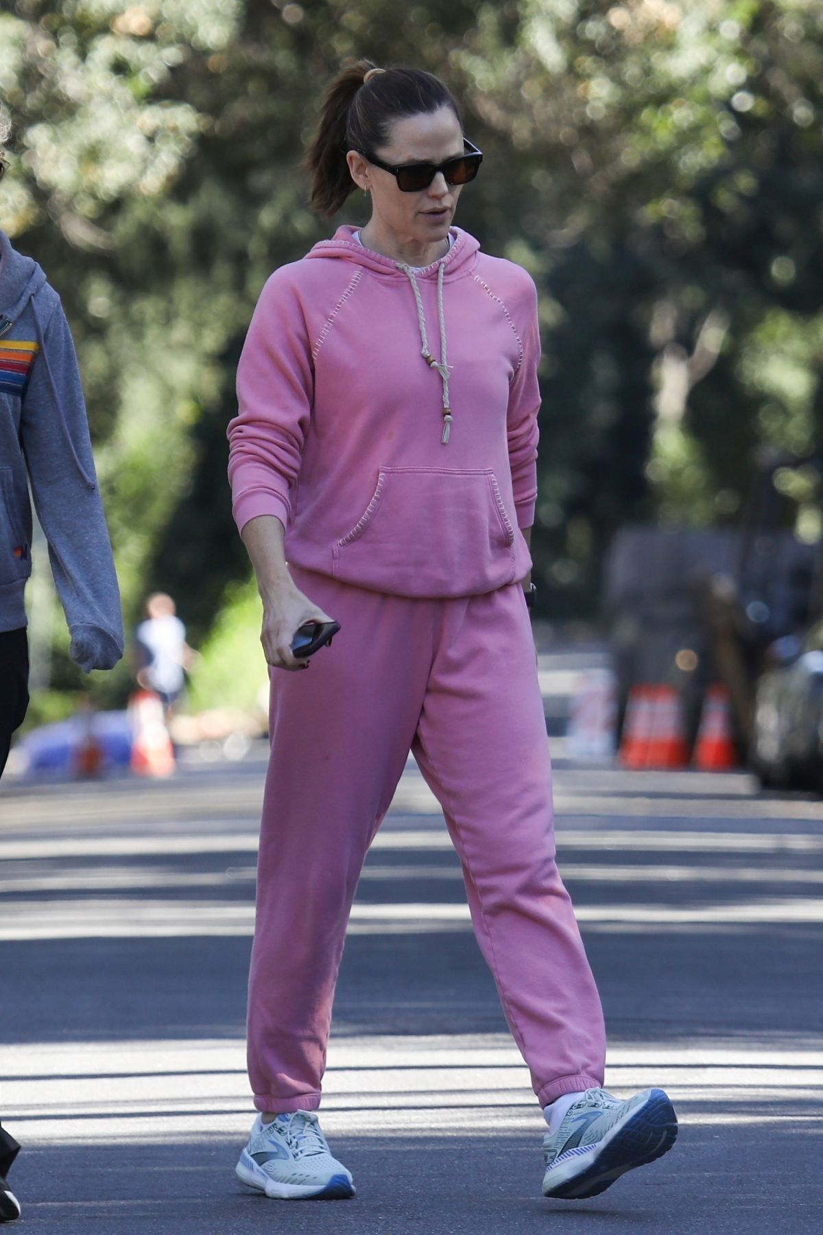 JENNIFER GARNER Out for Morning Walk in Brentwood 01/28/2024 – HawtCelebs