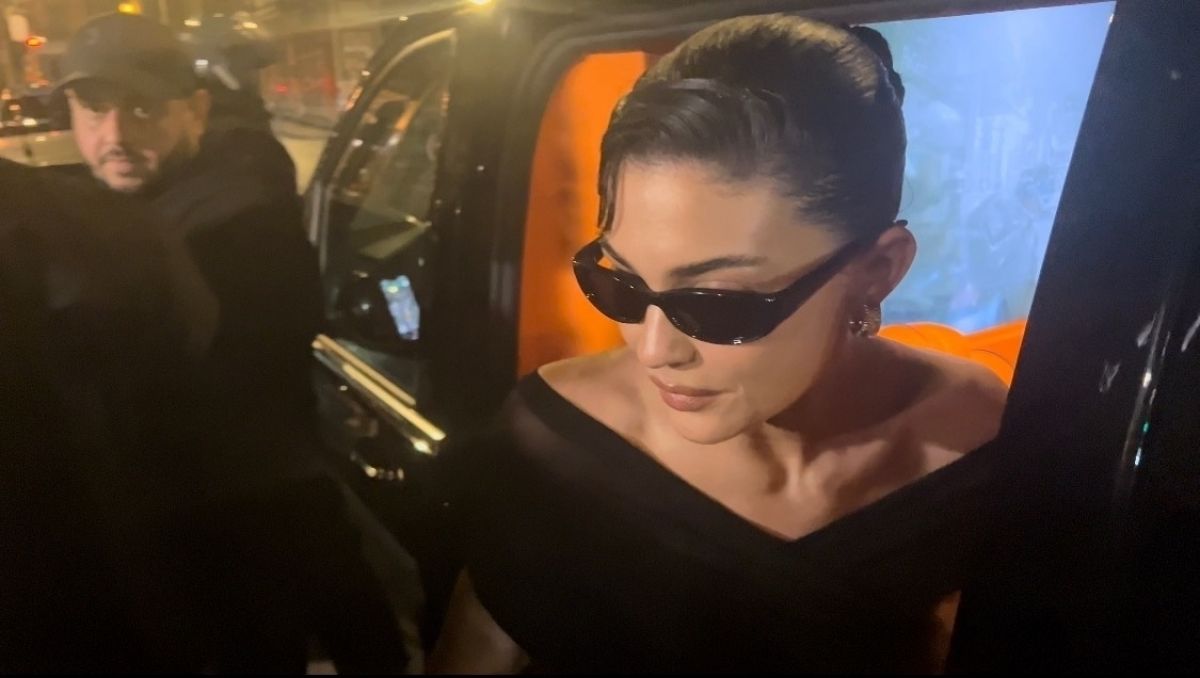 KYLIE JENNER Signs Autographs for Fans at Siena Restaurant in Paris 01 ...