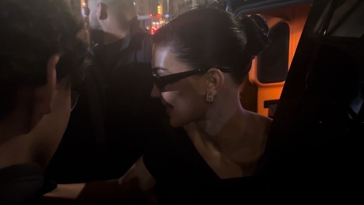 KYLIE JENNER Signs Autographs for Fans at Siena Restaurant in Paris 01 ...