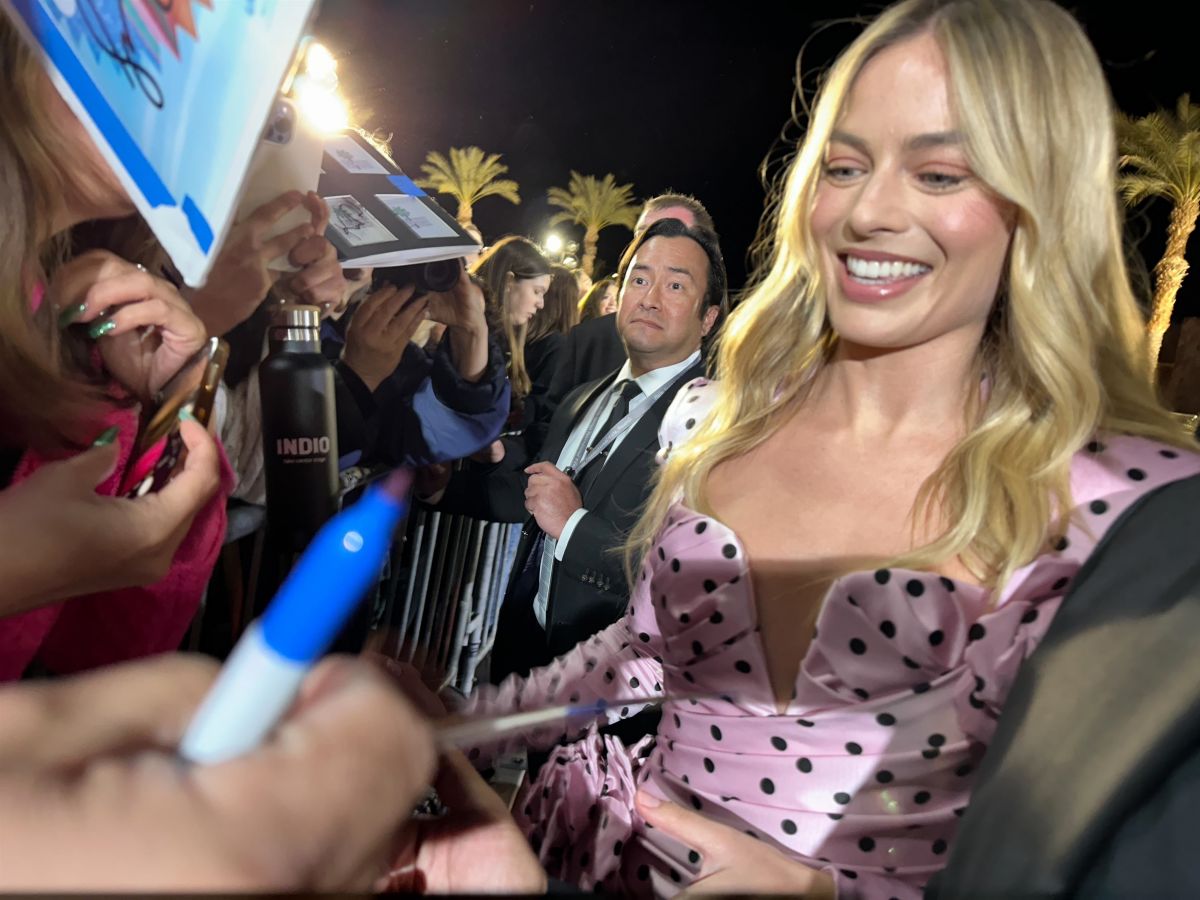 MARGOT ROBBIE Signs Autographs for Fans at Palm Springs International ...