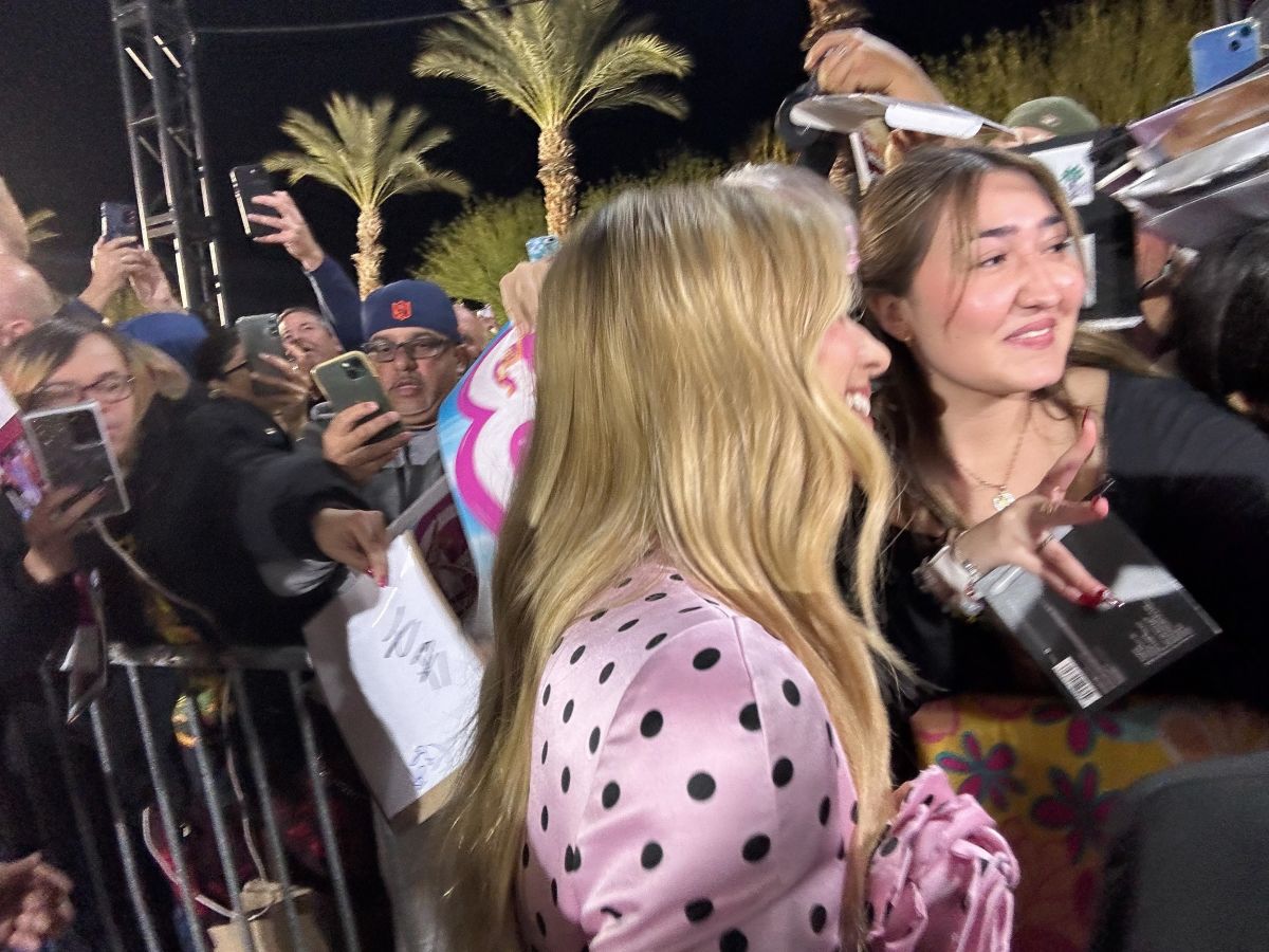 MARGOT ROBBIE Signs Autographs for Fans at Palm Springs International ...