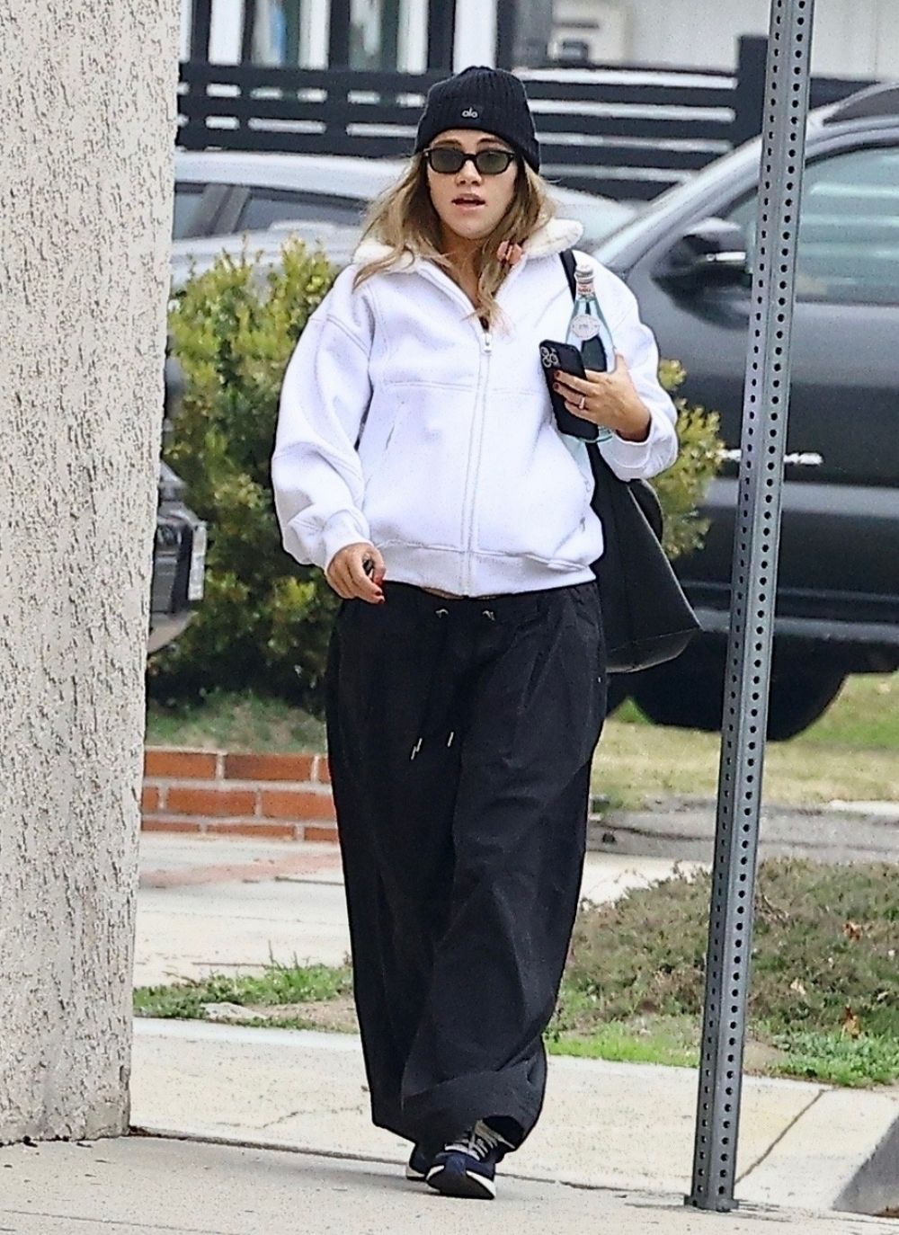 Pregnant SUKI WATERHOUSE Visiting Food & Nutrition Management Services ...