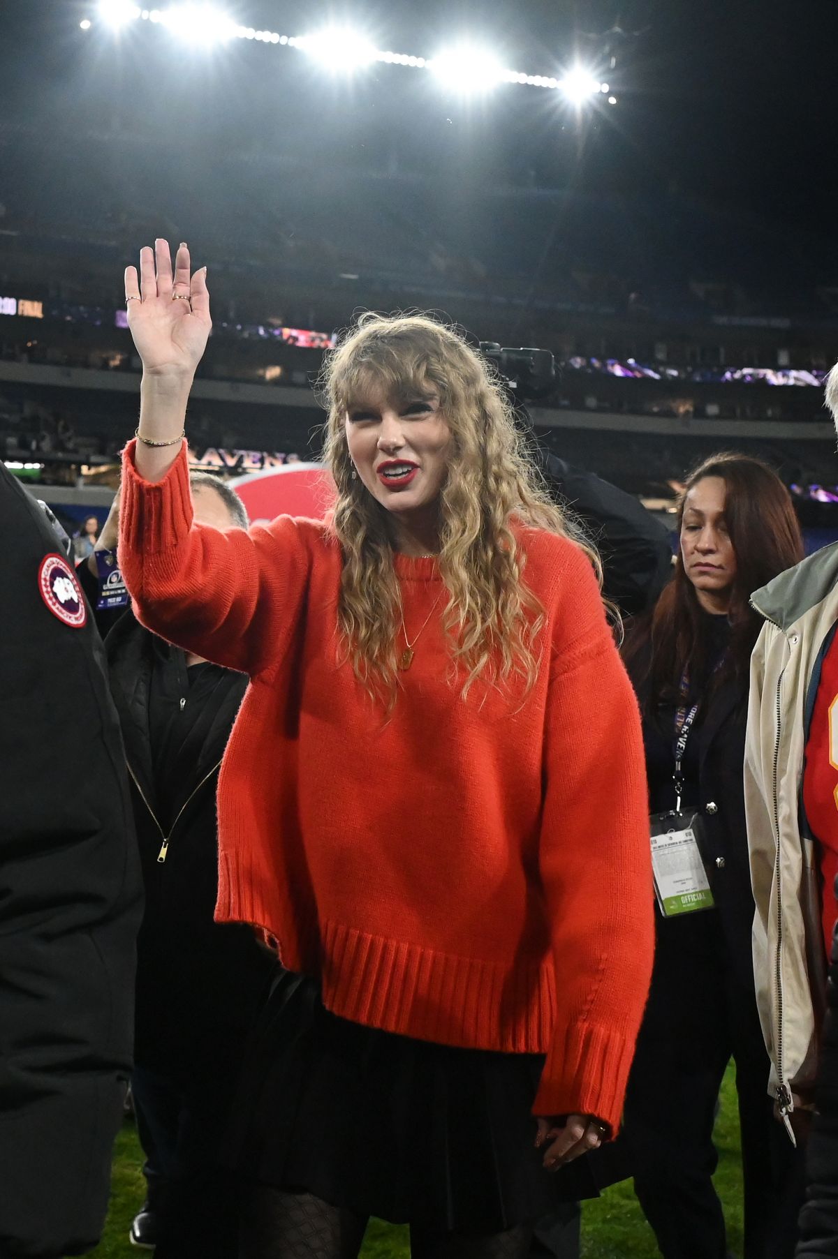 TAYLOR SWIFT and Travis Kelce atKansas City Chiefs v Baltimore Ravens ...