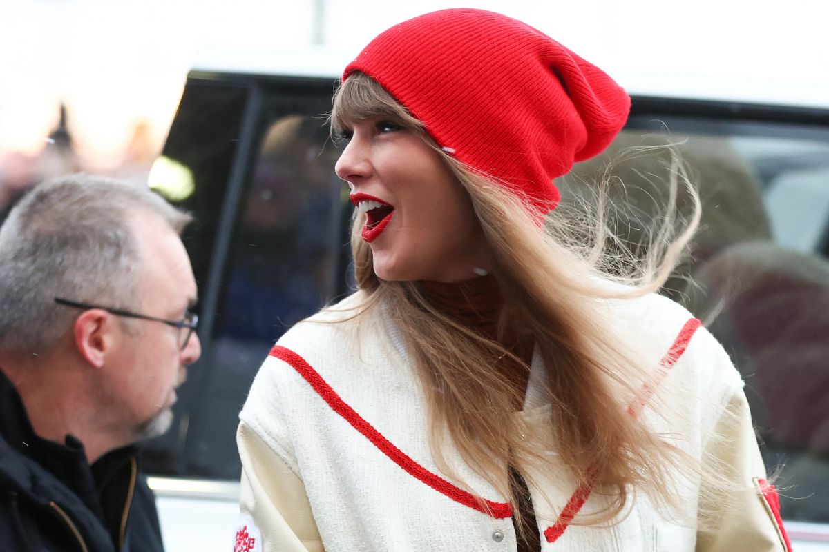 TAYLOR SWIFT Arrives at Kansas City Chiefs vs Buffalo Bills AFC ...