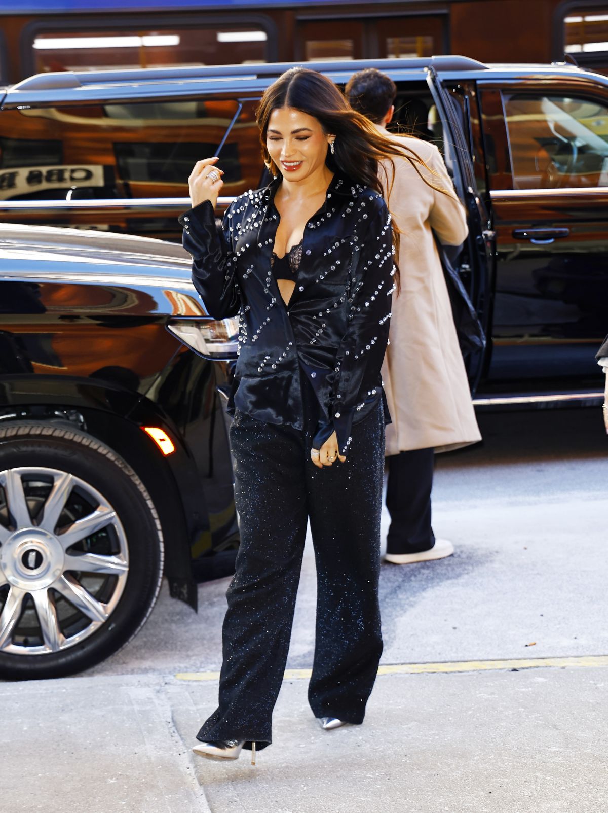 Pregnant JENNA DEWAN Arrives at Drew Barrymore Show in New York 20/20 ...